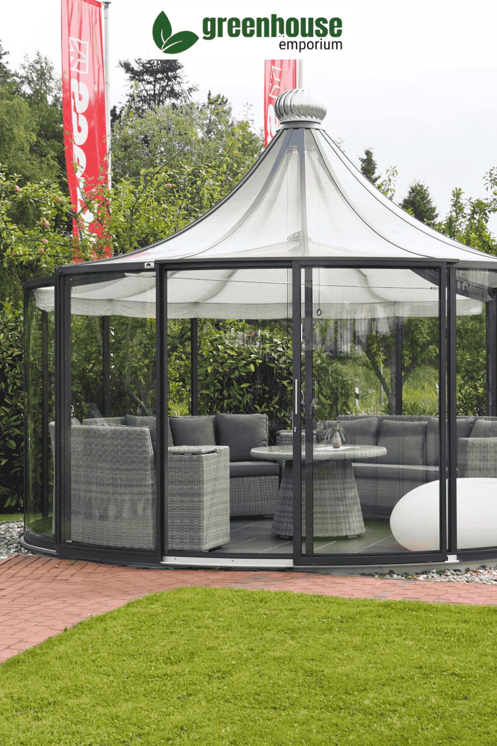 Rondo Glass Pavilion: Outdoor Oasis With 360° Rotating Walls